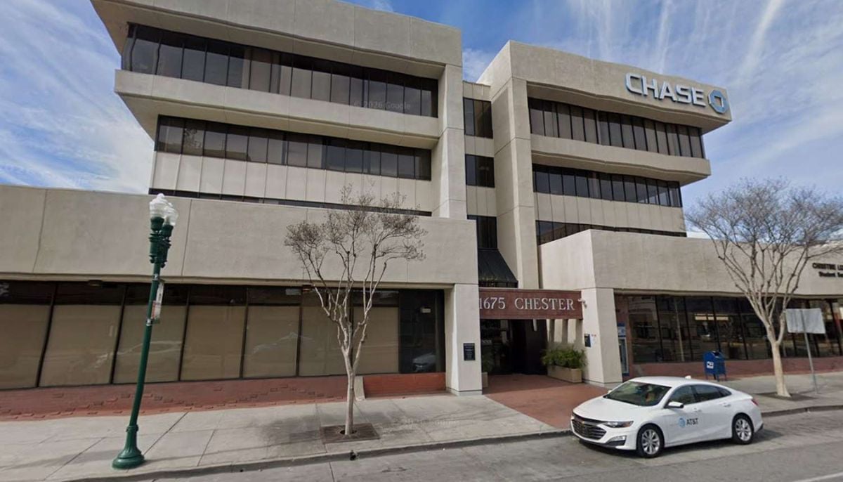 Man with alleged body bomb holds hostages at Bakersfield Chase Bank branch
