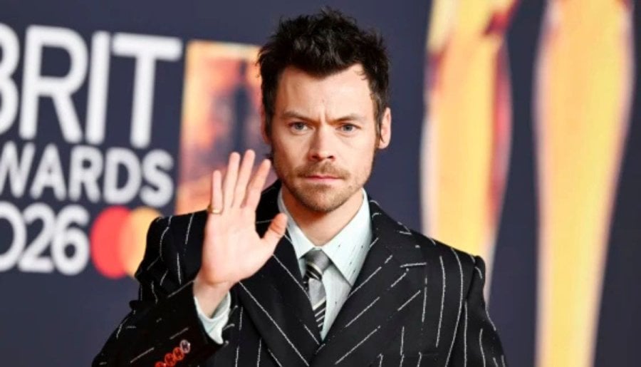Harry Styles dances and blows kisses to crowd during London concert ...