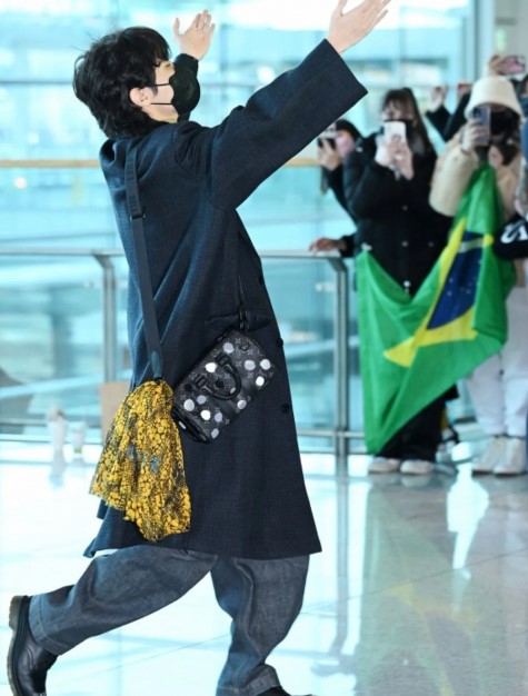 BTS J-Hope dances at airport as he heads to US for his Time Square ...