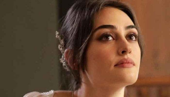 Esra Bilgic spreads fashion frenzy in black