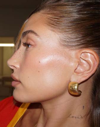 Hailey Bieber drops glam snaps from 'girls night out'