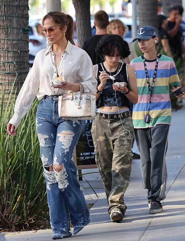 Jennifer Lopez flaunts ageless beauty on latest outing with her kids in ...