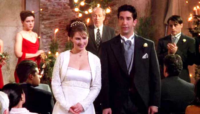 'Friends' star Helen Baxendale praises ‘professionals’ cast members