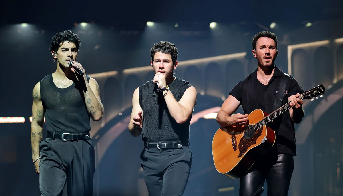 Joe Jonas overcome with emotion at Jonas Brothers’ 20th Anniversary ...