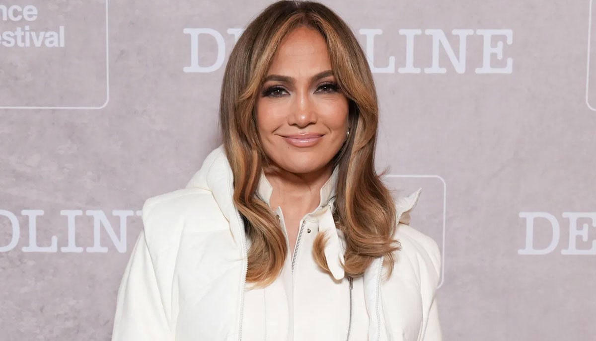 Jennifer Lopez serves major Christmas decor inspiration