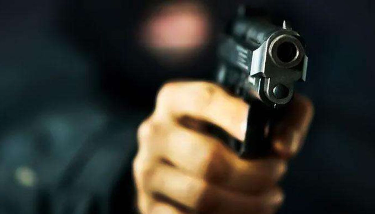 Gunman fires 17 shots inside KFC before stealing $1